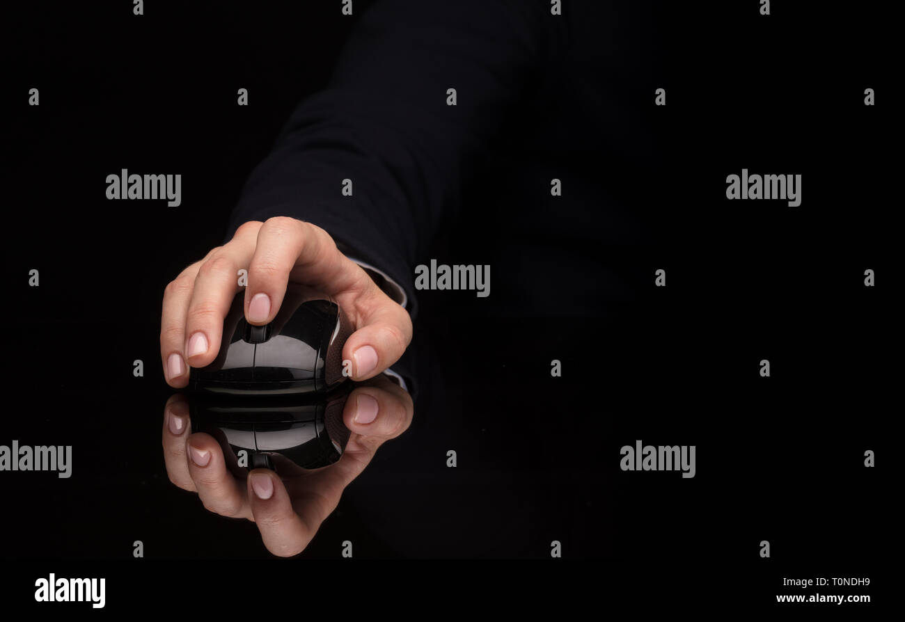 Hand using wireless mouse in a dark environment Stock Photo - Alamy
