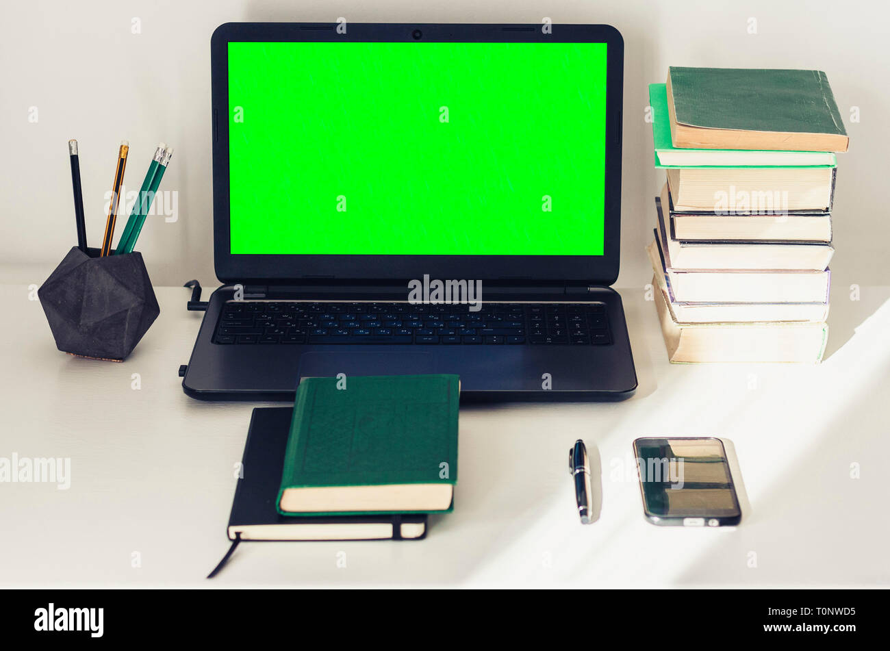 Green screen studio table hi-res stock photography and images - Alamy