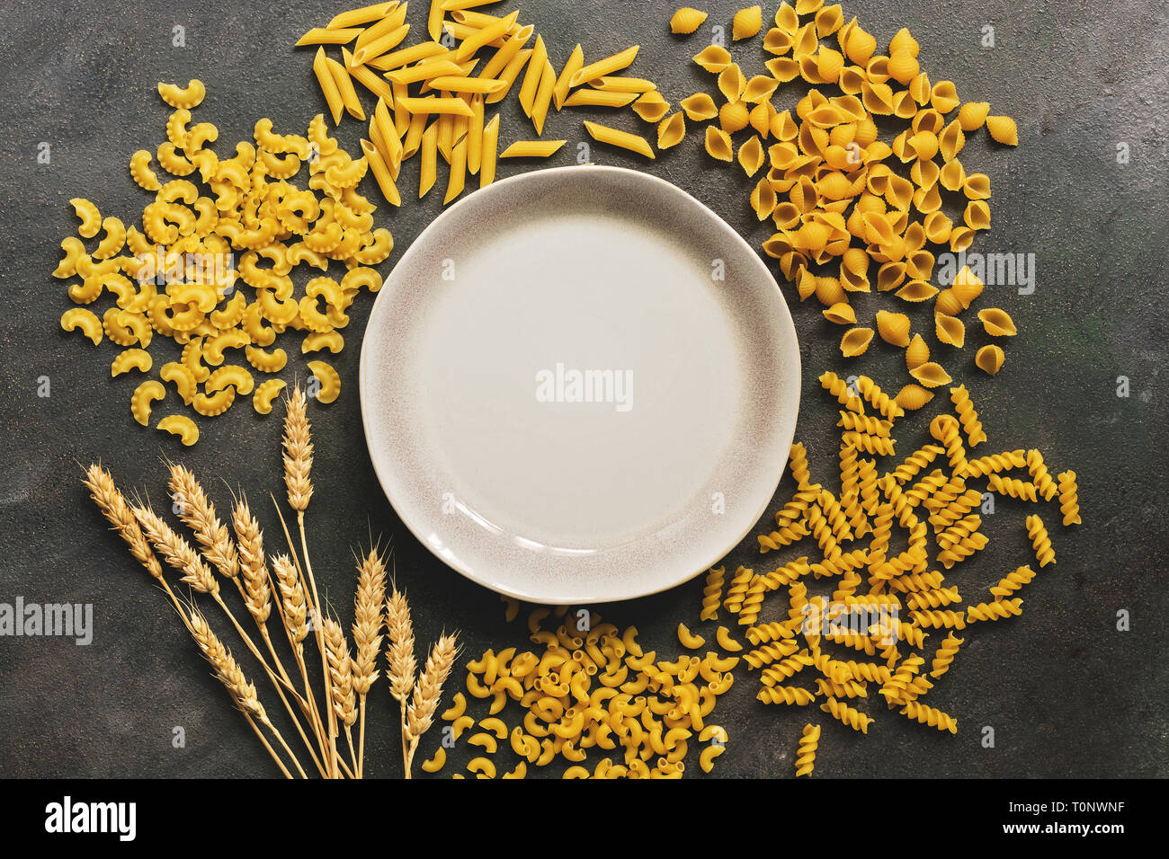 Empty plate hi-res stock photography and images - Alamy