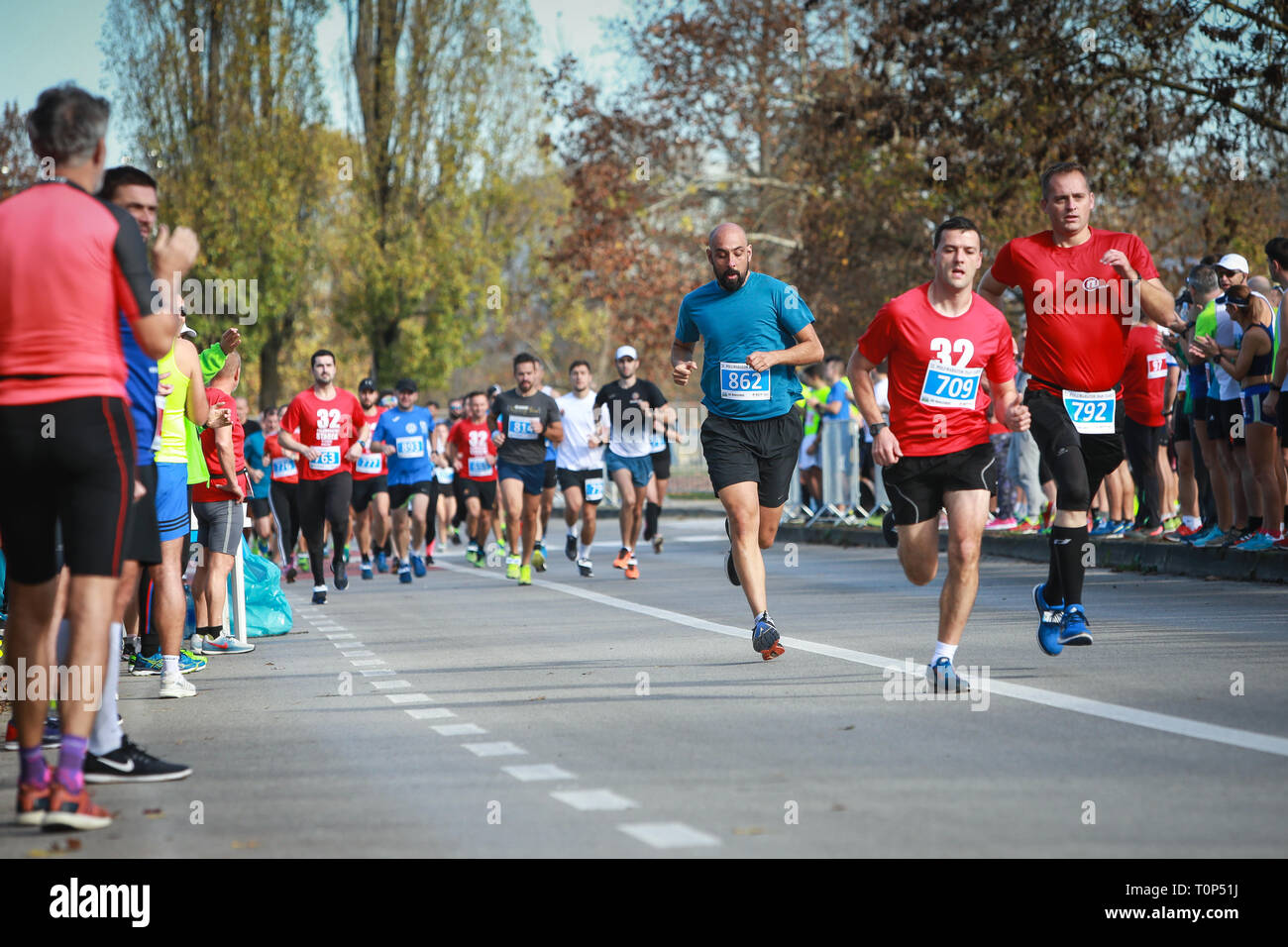 Large group of people marathon competition hi-res stock photography and ...