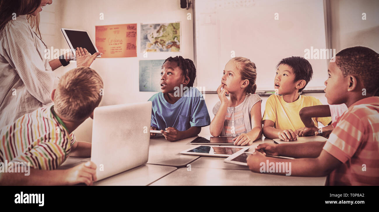 Elementary class listening to teacher hi-res stock photography and ...