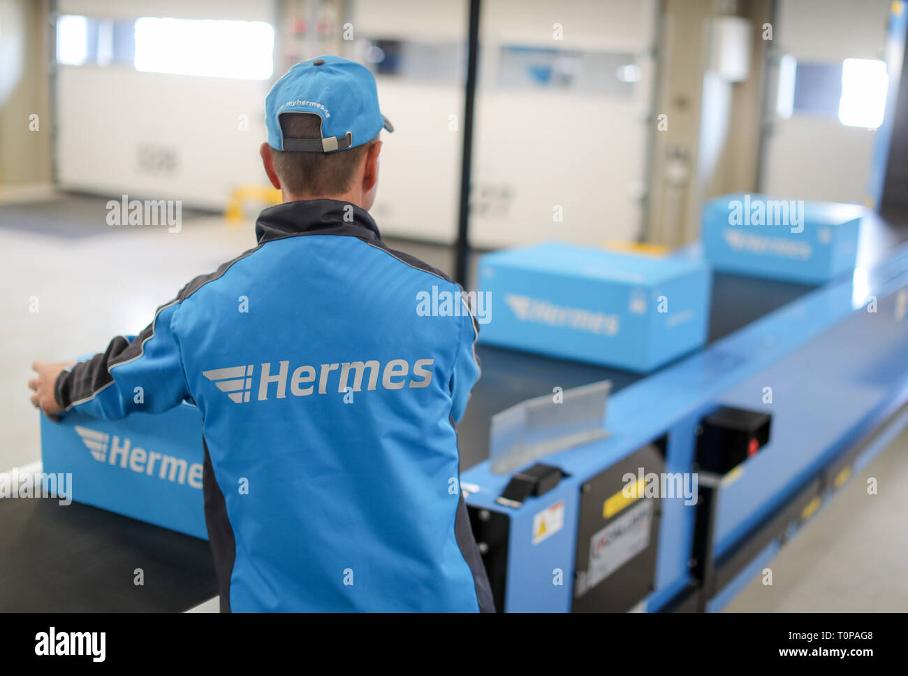 Kabelsketal, Germany. 21st Mar, 2019. An employee demonstrates the ...
