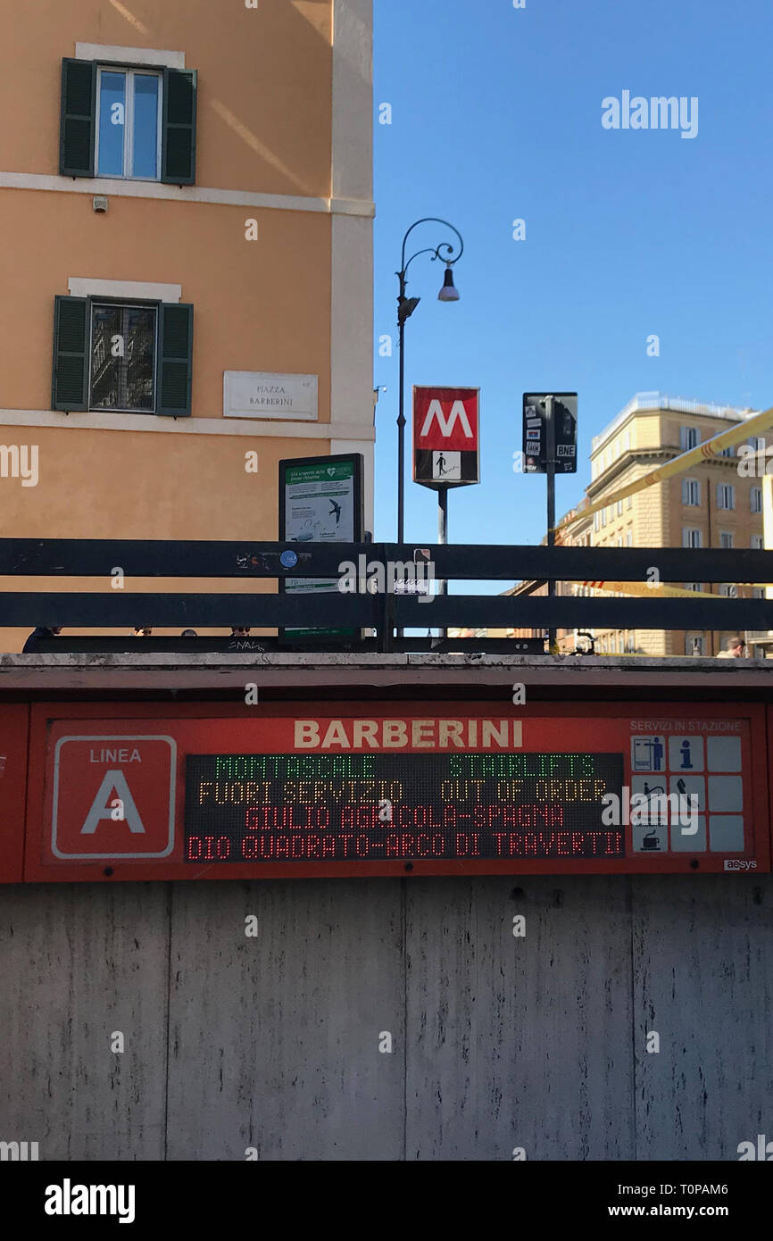 Scale per scale mobili hi-res stock photography and images - Alamy