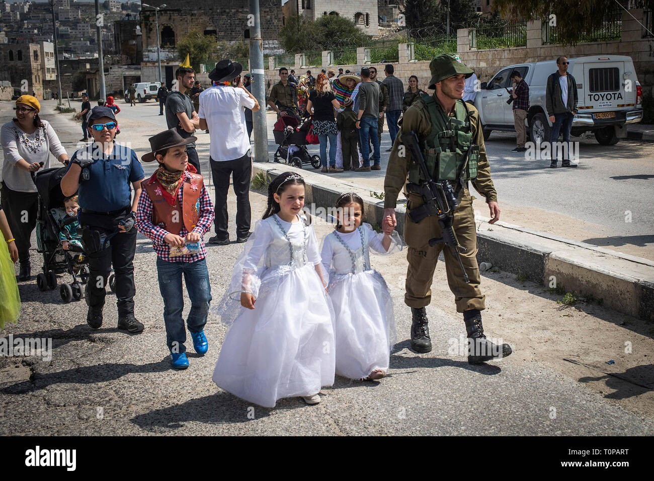Hebron, Palestinian Territories. 21st Mar, 2019. An Israeli soldier ...
