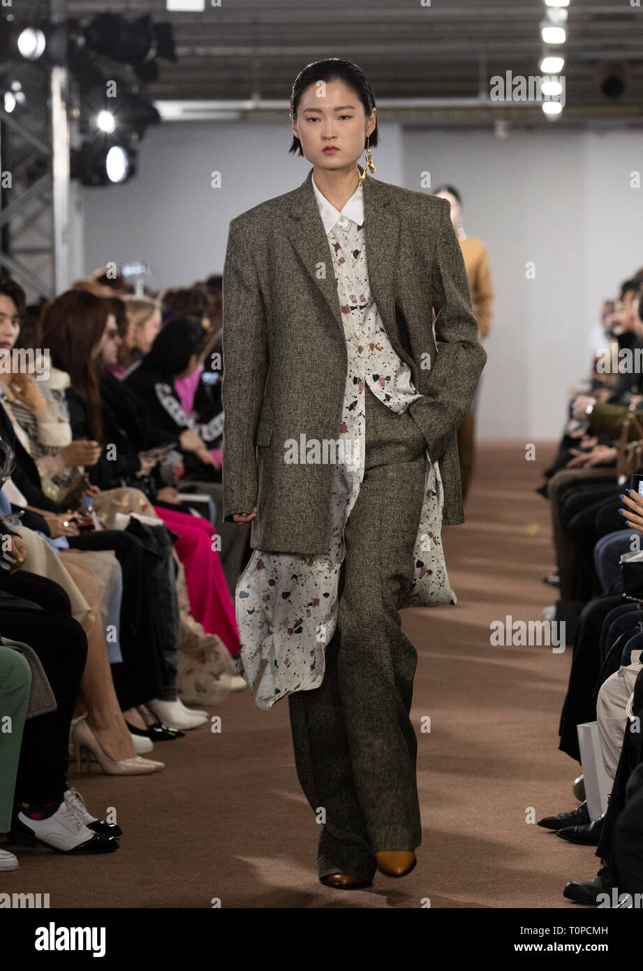 Seoul, South Korea. 21st Mar, 2019. A model presents a creation of ...