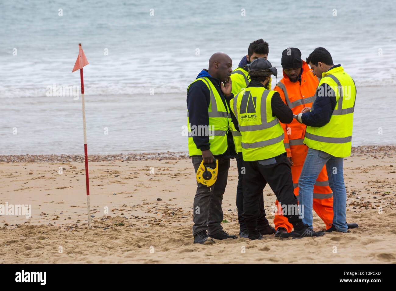 Students measuring beach hi-res stock photography and images - Alamy
