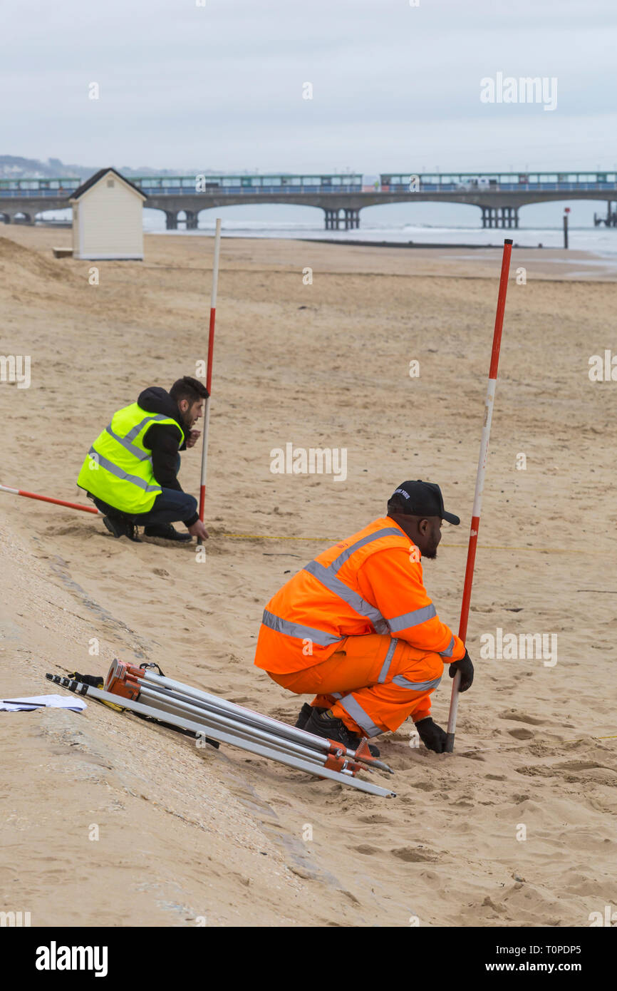 Students measuring beach hi-res stock photography and images - Alamy