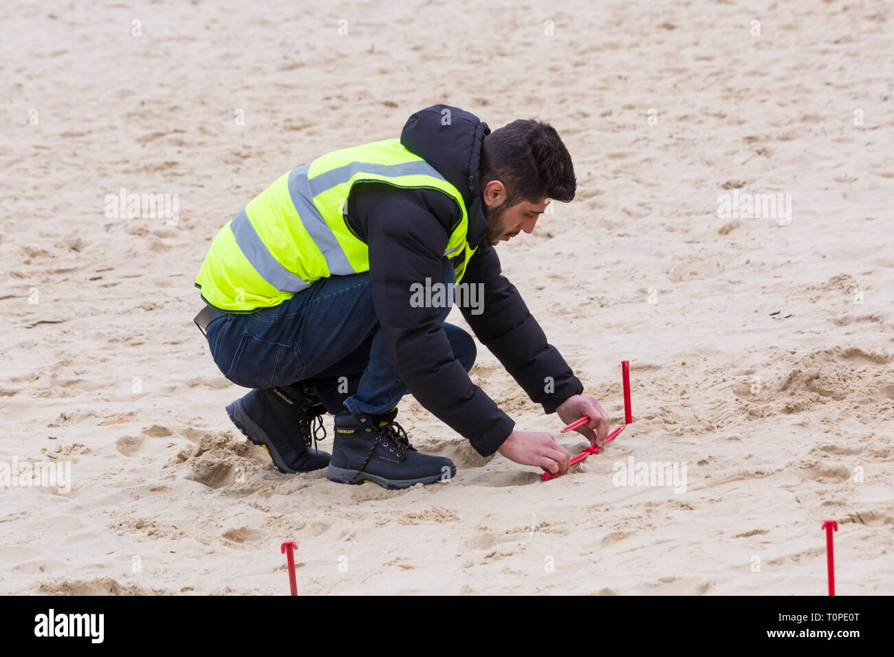 Students measuring beach hi-res stock photography and images - Alamy