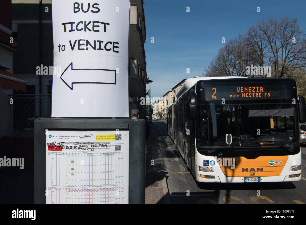 Cold bus stops hi-res stock photography and images - Alamy