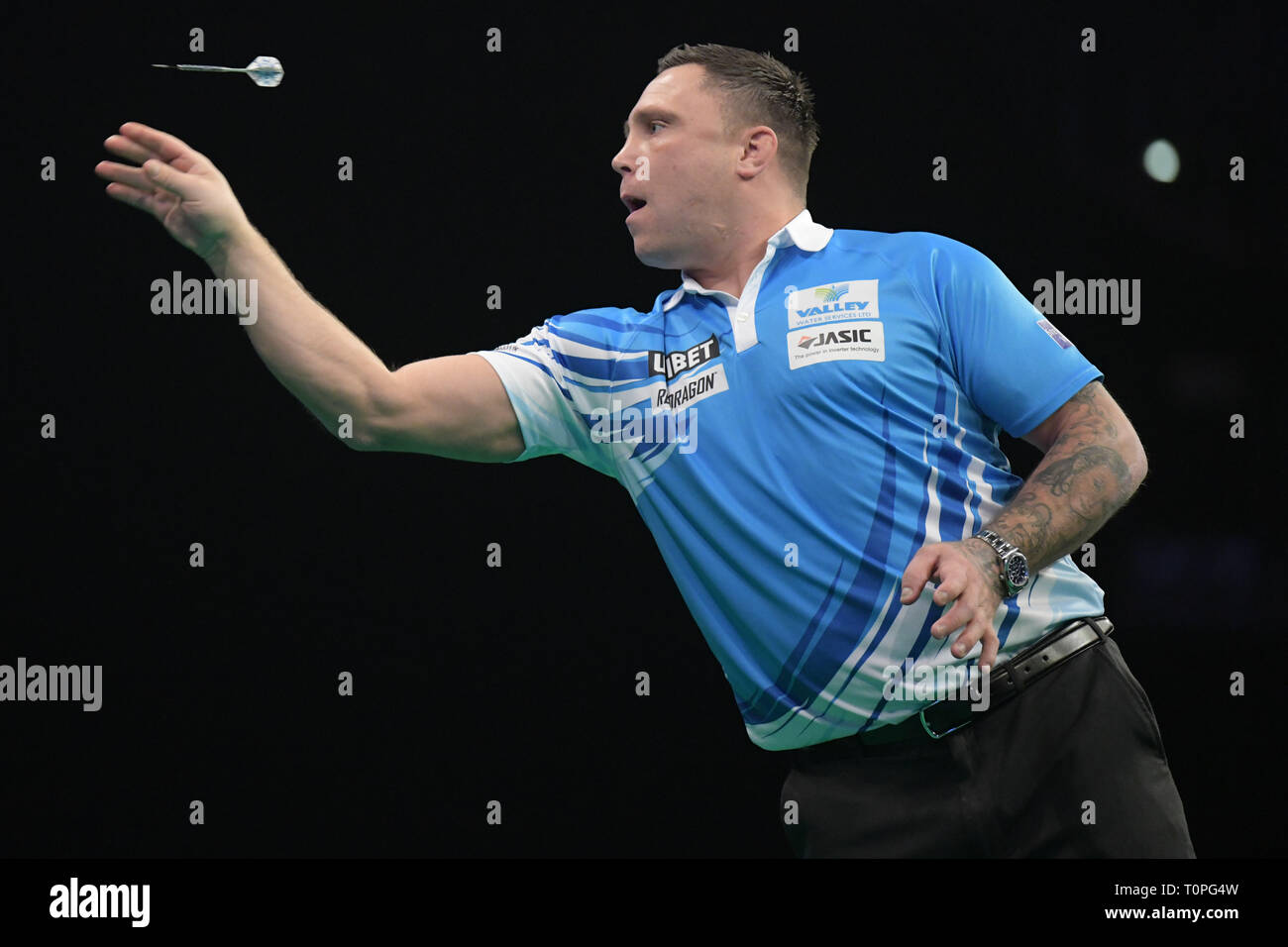 Former darts player hi-res stock photography and images - Alamy