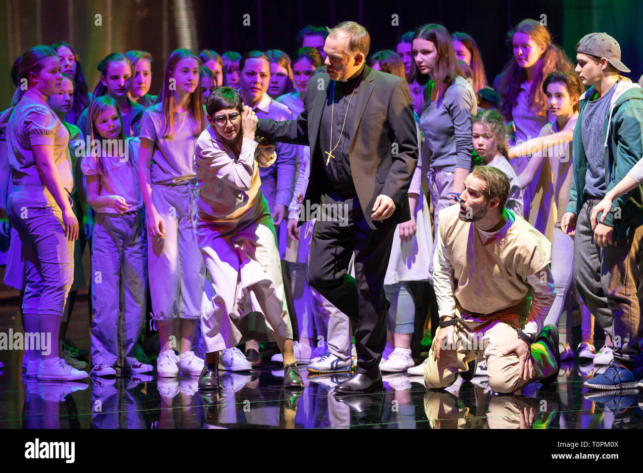 Erfurt, Germany. 20th Mar, 2019. The singers Antigone Papoulkas (l-r ...