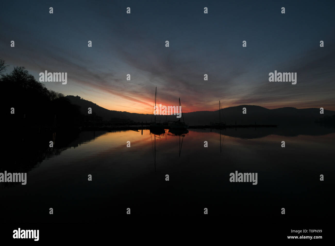 Waldeck, Germany. 22nd Mar, 2019. The sunrise announces itself with red ...