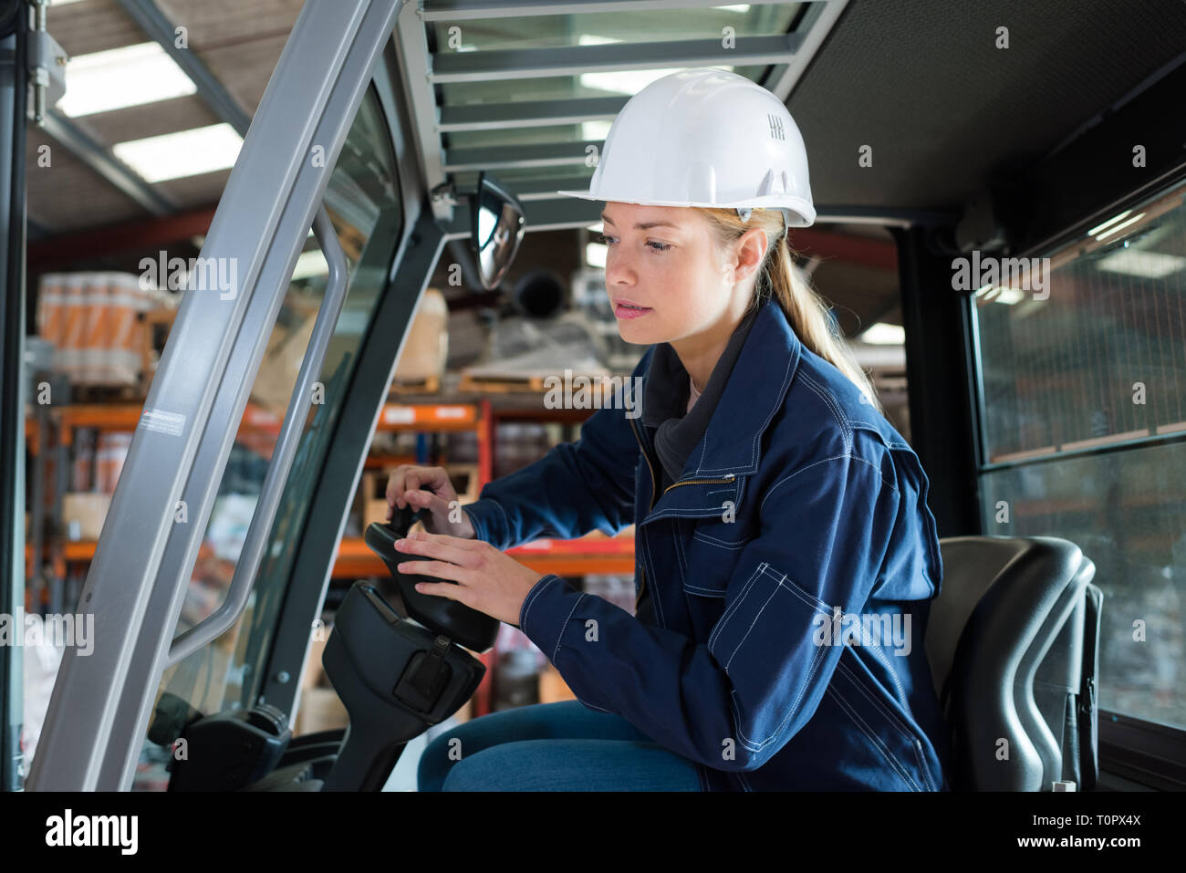 Forklift hoist hi-res stock photography and images - Alamy