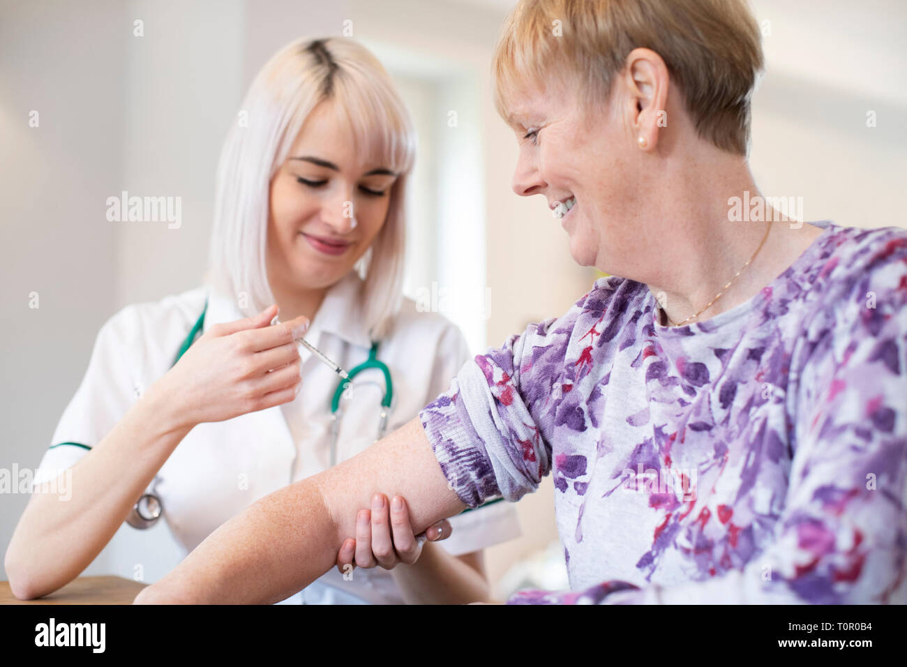 Woman injection arm hi-res stock photography and images - Alamy