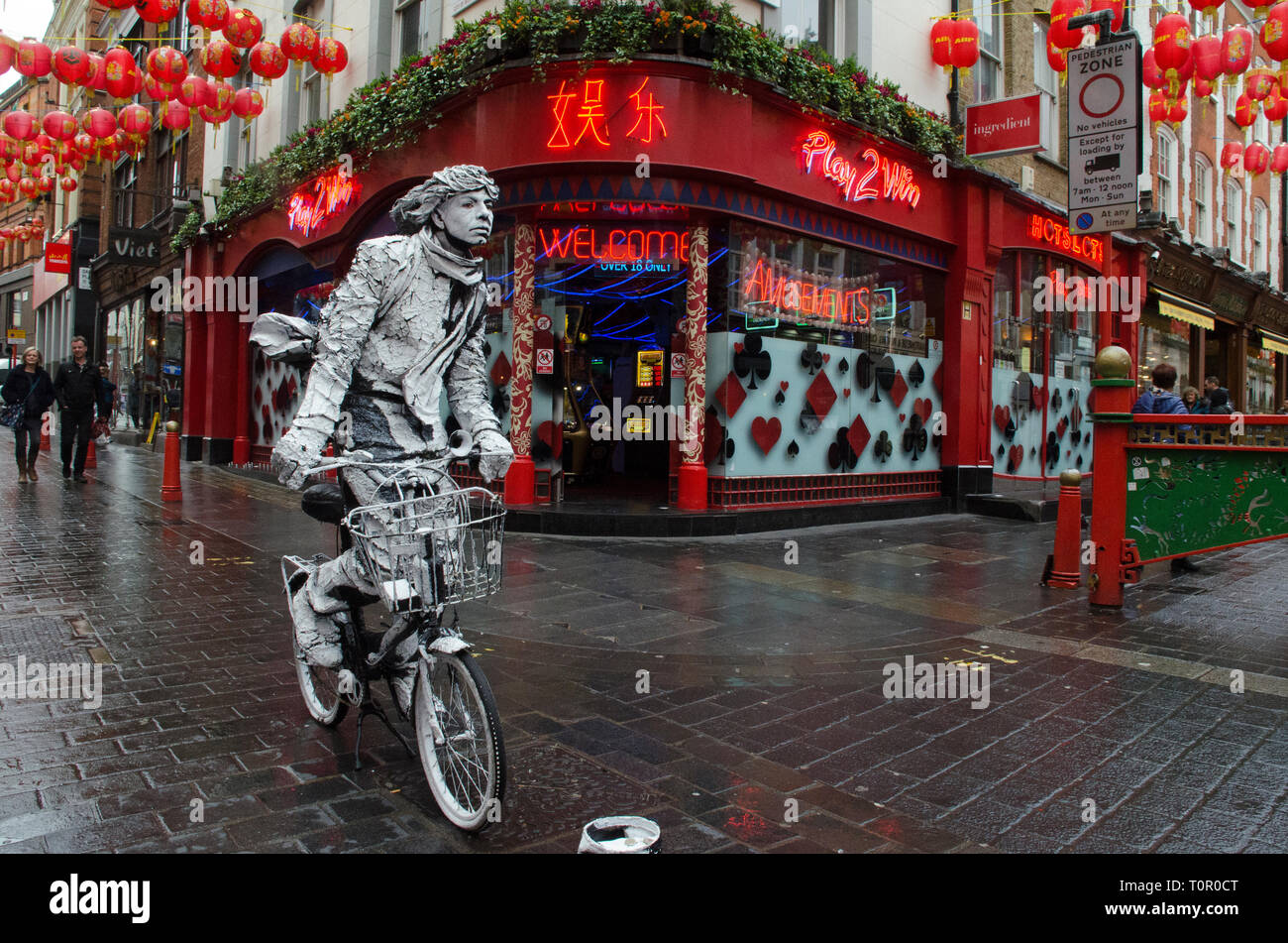 Living Statue - Chinatown Stock Photo - Alamy