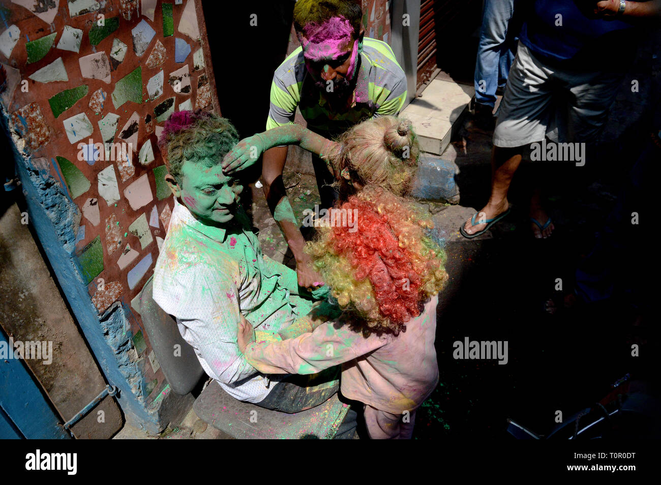 Kolkata, India. 21st Mar, 2019. Childrens dabbing their father with ...