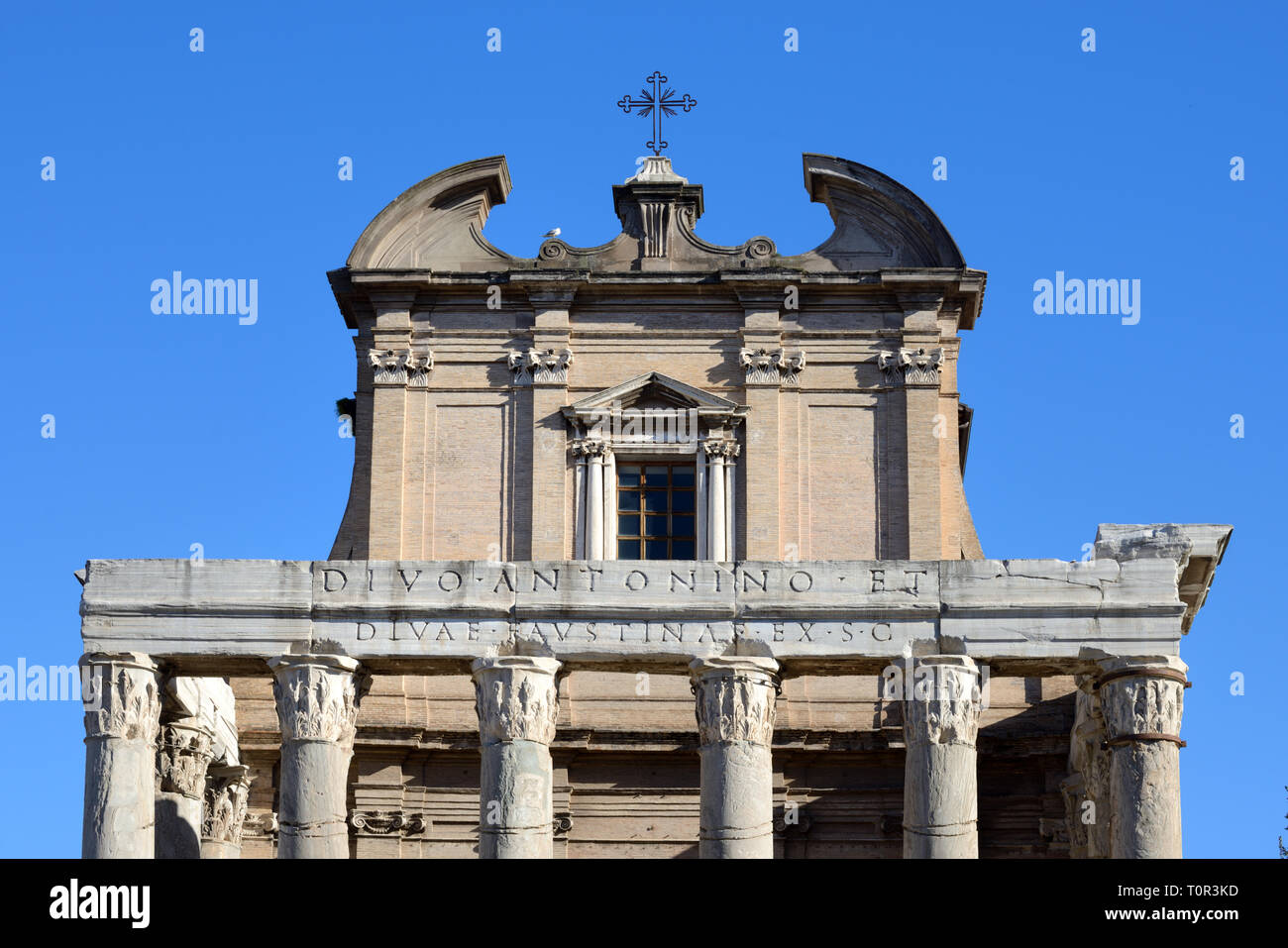 Classical pediment hi-res stock photography and images - Alamy