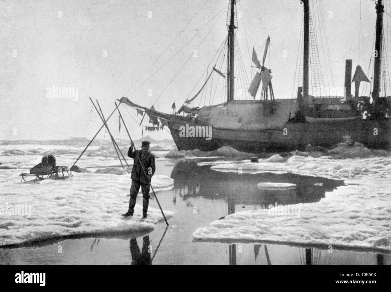 Arctic ocean pack ice ship Black and White Stock Photos & Images - Alamy