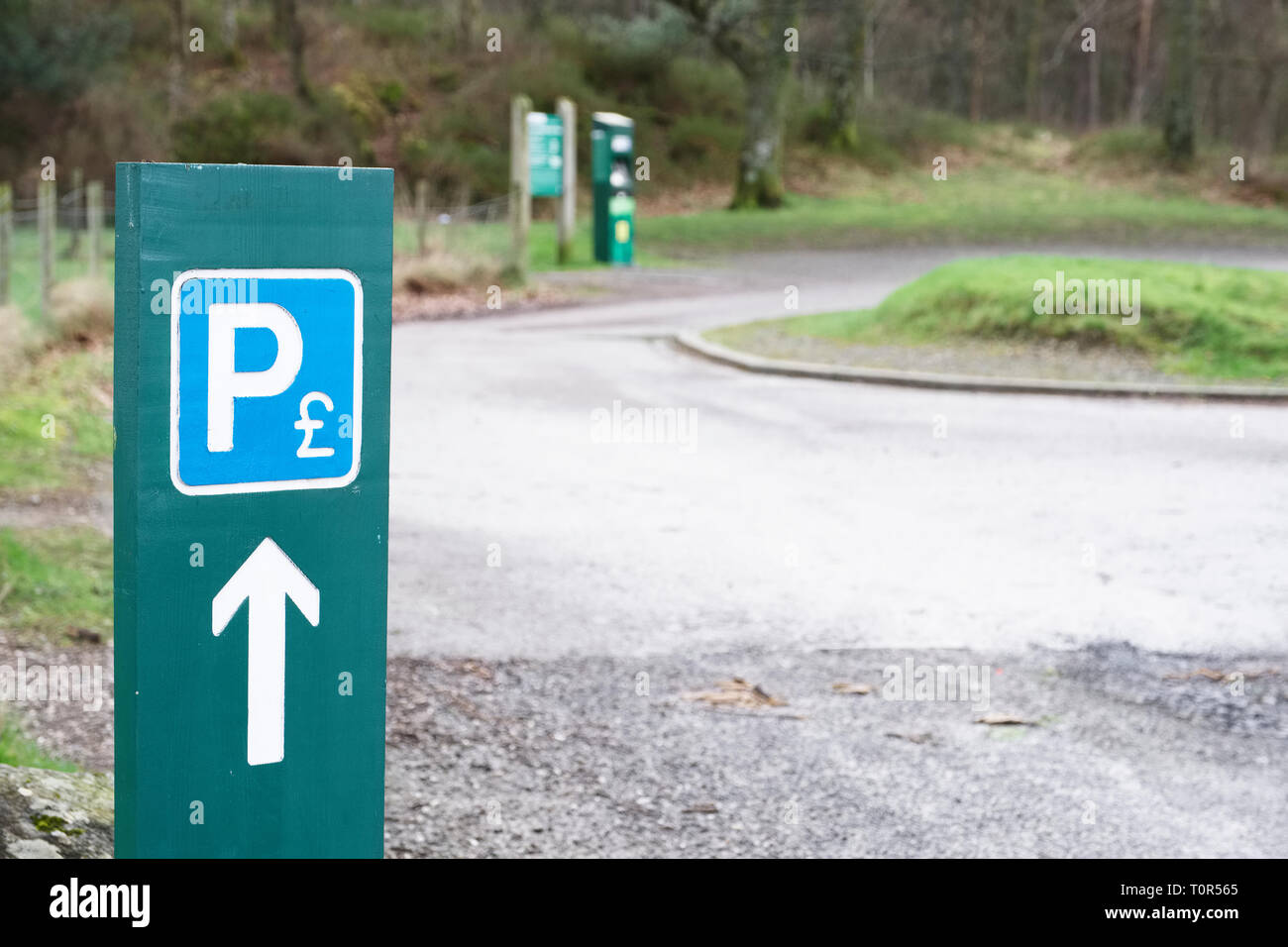 Parking payment icon and sign at car park Stock Photo - Alamy