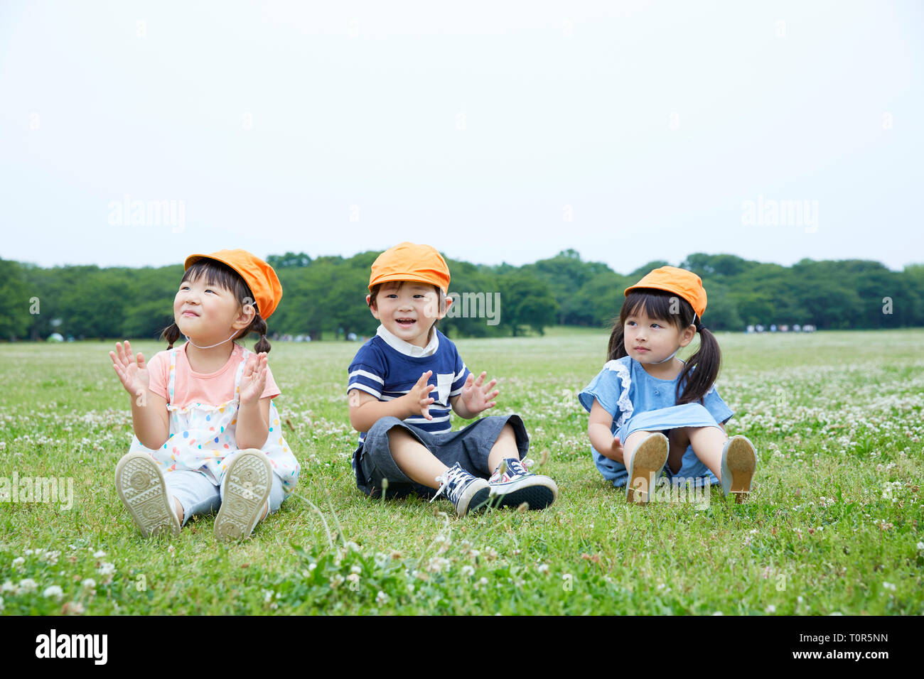Japanese kids excursion hi-res stock photography and images - Alamy