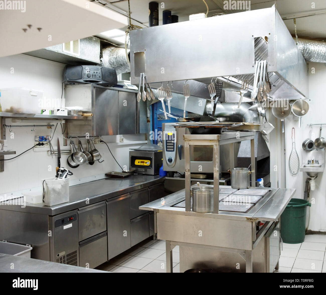 Professional kitchen in operation hi-res stock photography and images ...