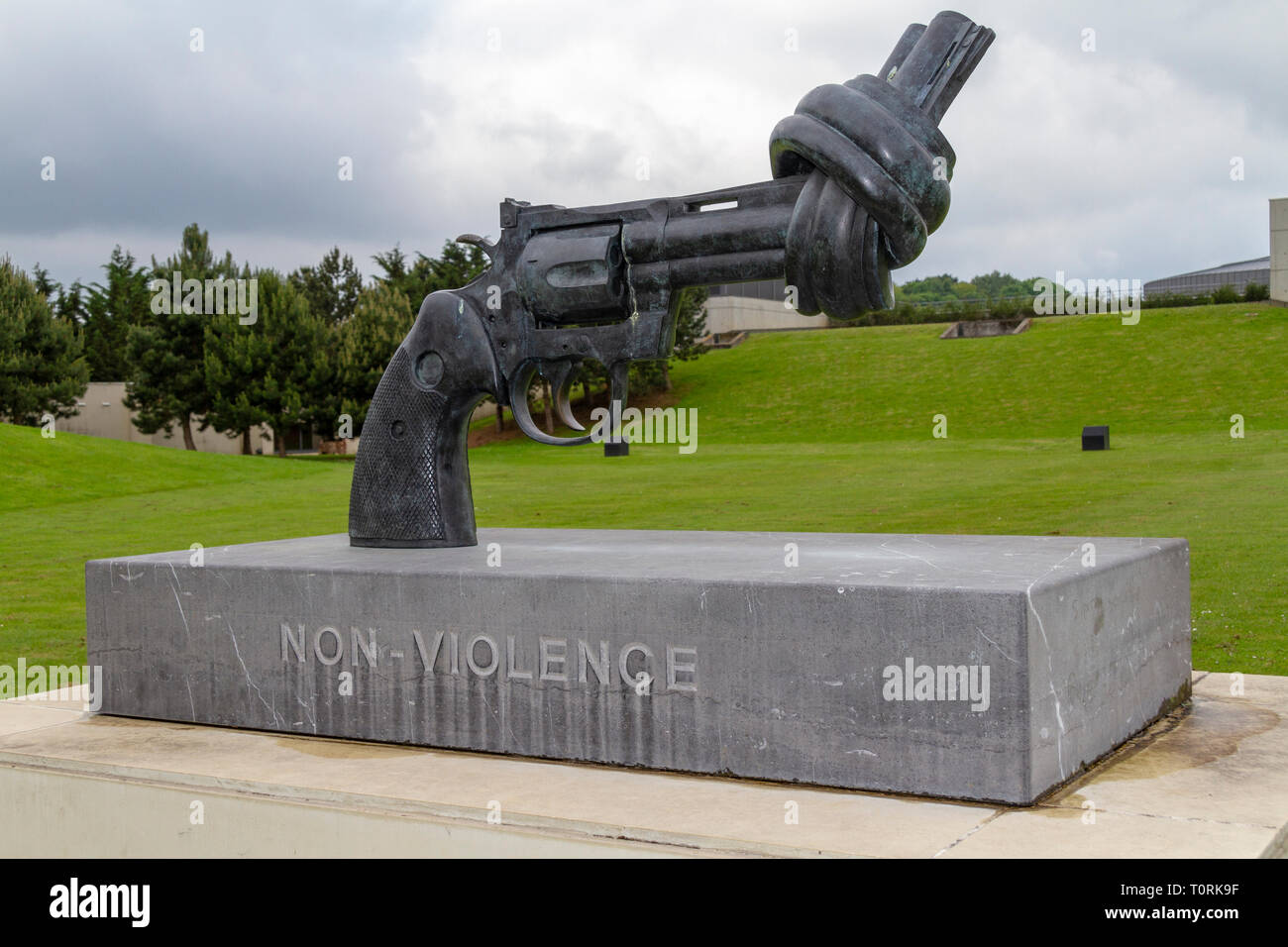 The knotted gun sculpture hi-res stock photography and images - Alamy