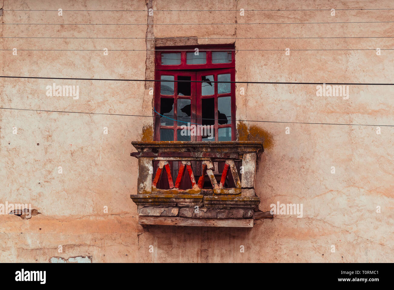 Day exterior broken glass hi-res stock photography and images - Alamy