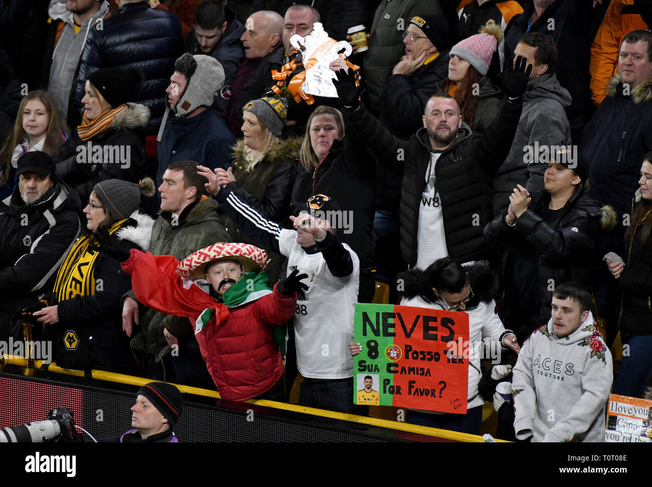 Manchester united football fans celebrating hi-res stock photography ...