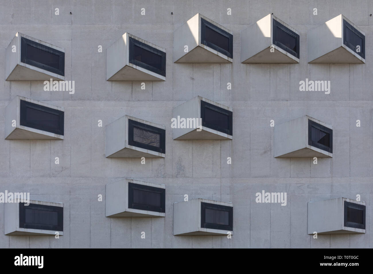 Overhanging building hi-res stock photography and images - Alamy