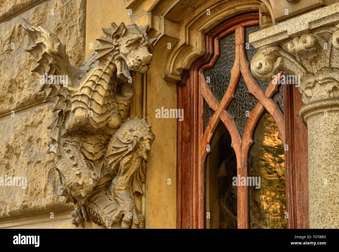 Medieval style dragon head hi-res stock photography and images - Alamy