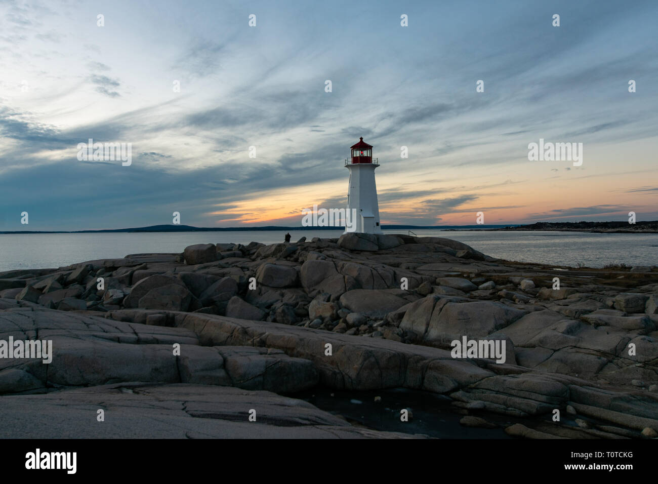 Lighthouse on rocks hi-res stock photography and images - Alamy