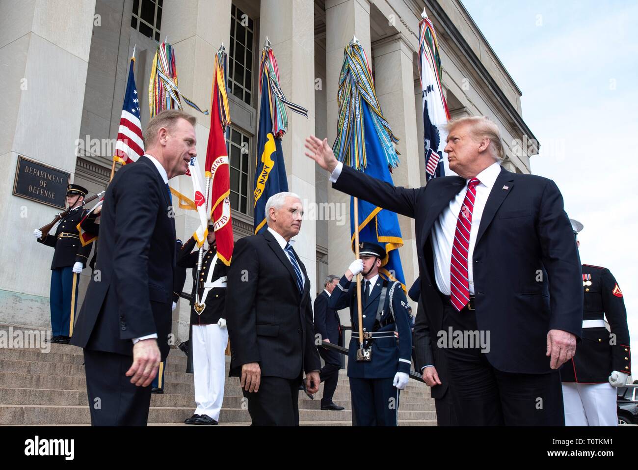 Trump waving goodbye hi-res stock photography and images - Alamy