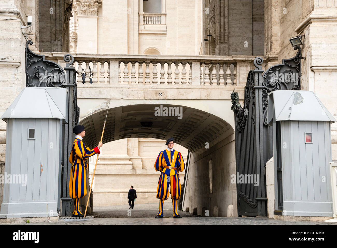 Swiss Guards or Guardia Svizzera in Vatican City, Rome Stock Photo - Alamy