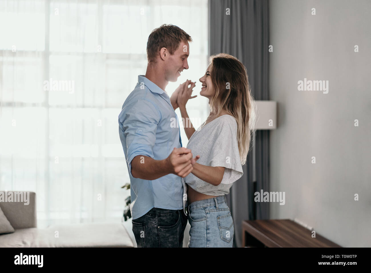Intimate dancing hi-res stock photography and images - Alamy