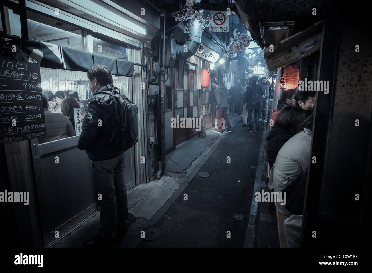 Dark alley noir hi-res stock photography and images - Alamy