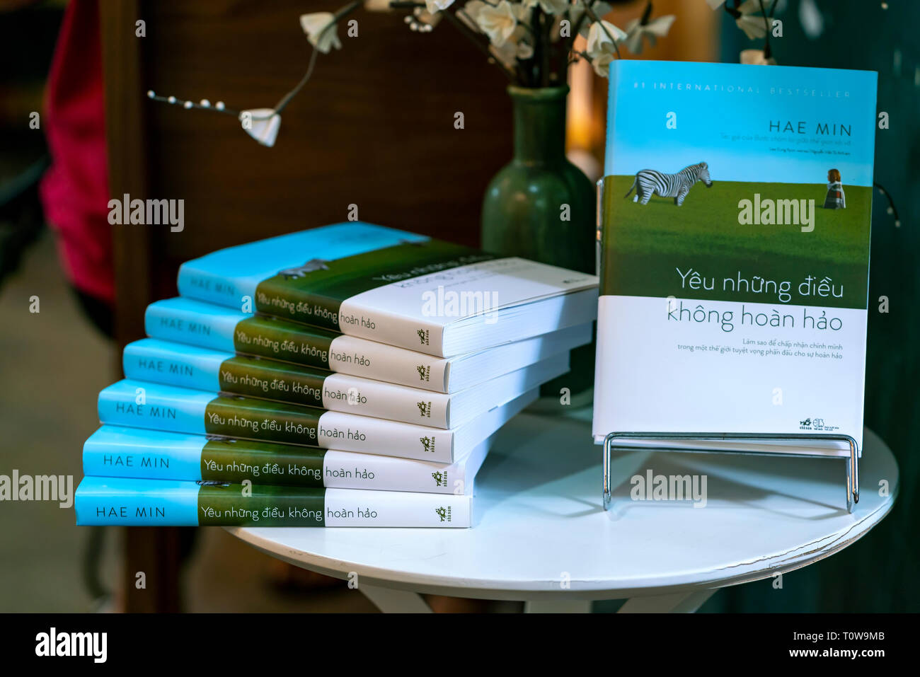 Packed bookshelf hi-res stock photography and images - Alamy