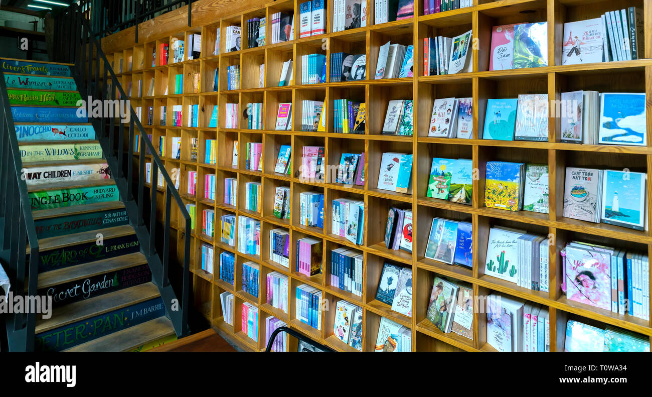Packed bookstore hi-res stock photography and images - Alamy