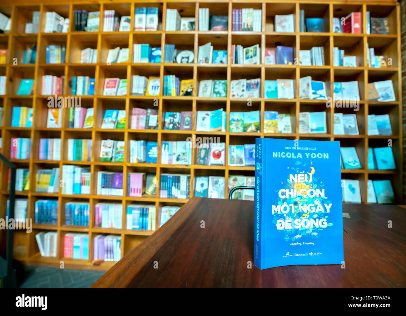 Packed bookshelf hi-res stock photography and images - Alamy