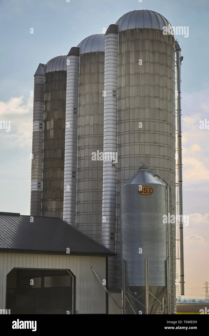 A barn and silos on a farm. Lancaster County, PA Stock Photo - Alamy