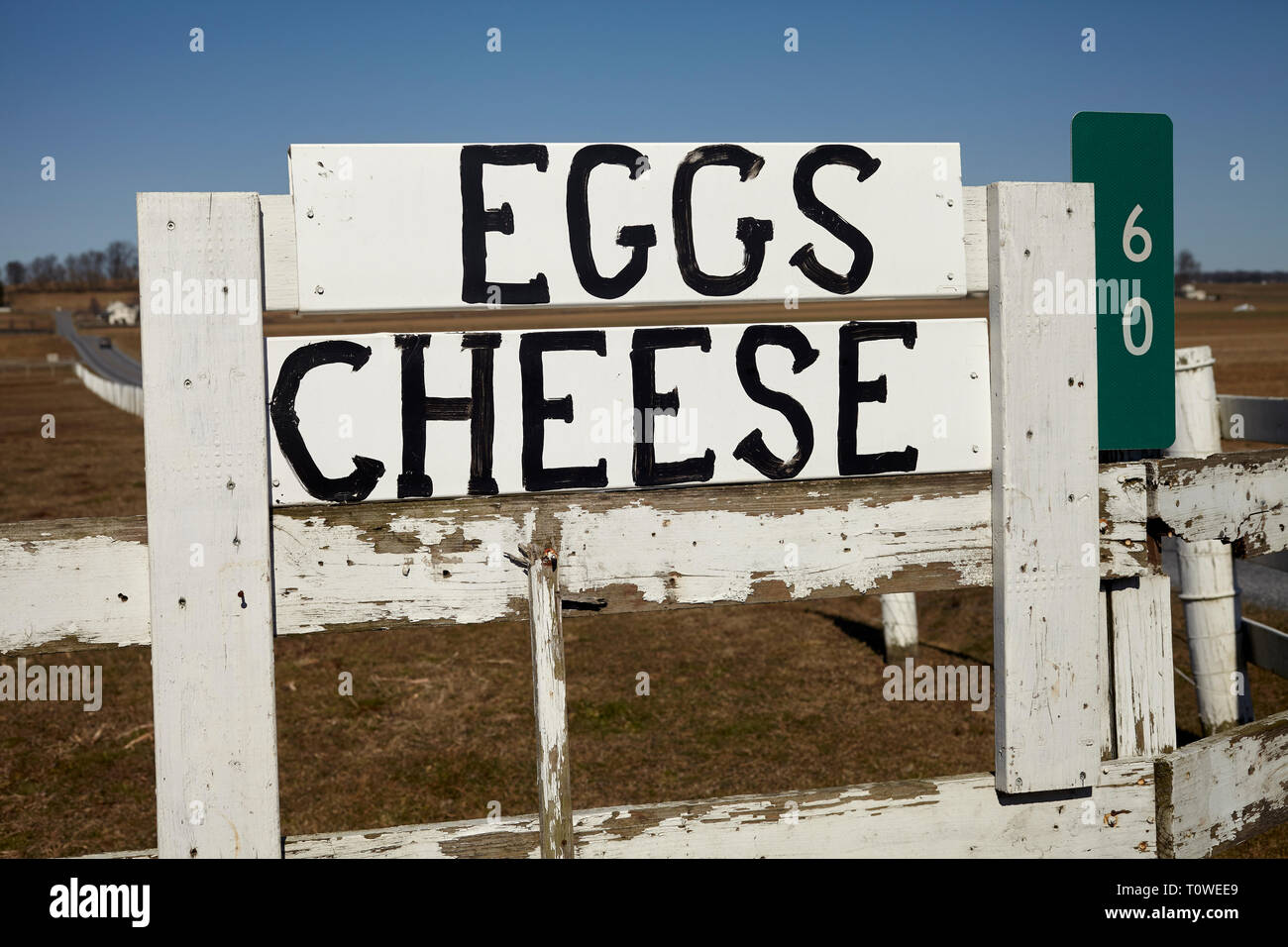 A roadside sign welcomes shoppers to a farm market Stock Photo - Alamy