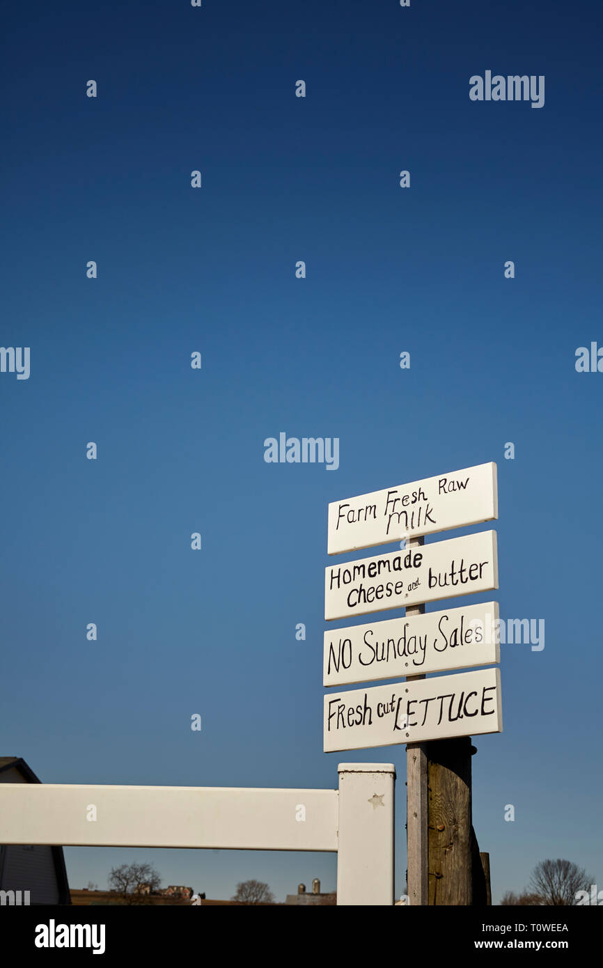 A roadside sign welcomes shoppers to a farm market Stock Photo - Alamy