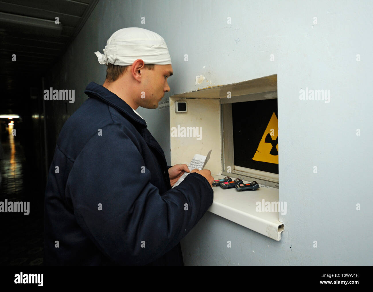 Contamination control area hi-res stock photography and images - Alamy