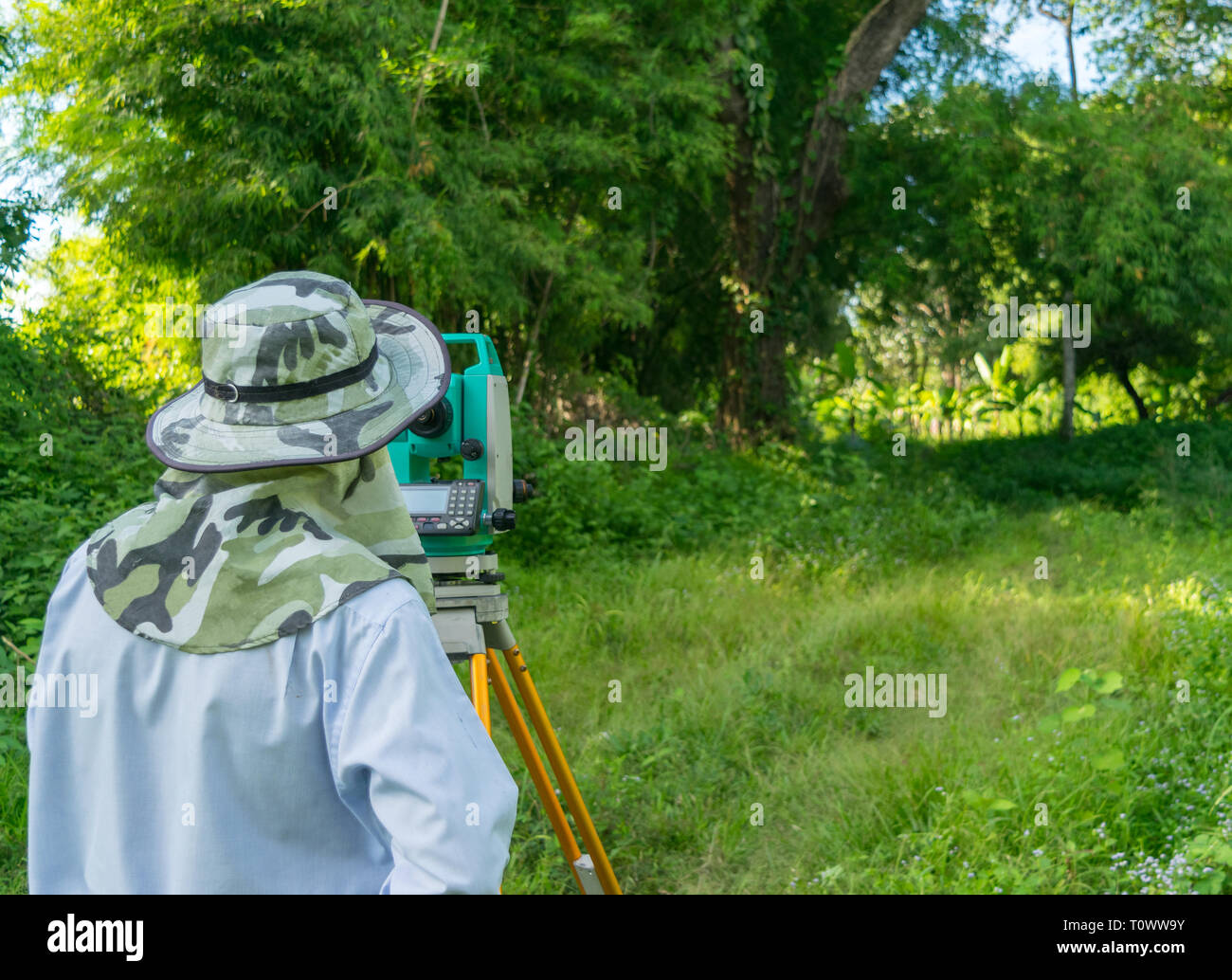 engineer is working with level-measuring instrument for survey Stock ...