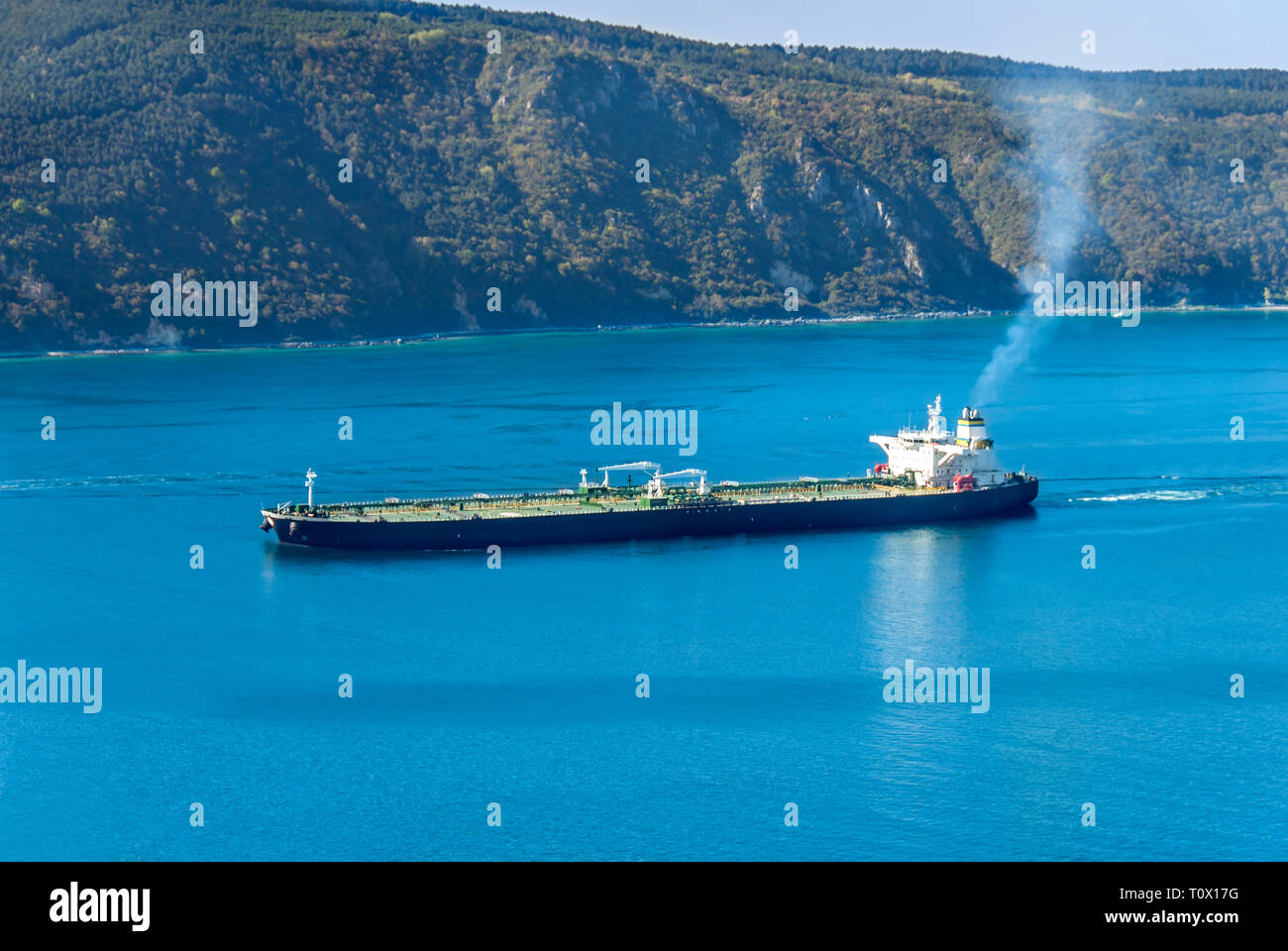 Large container ship side view hi-res stock photography and images - Alamy