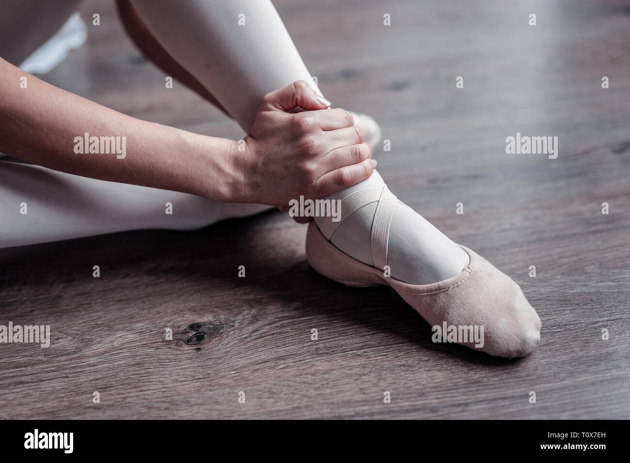Top view of female hand touching her leg Stock Photo - Alamy