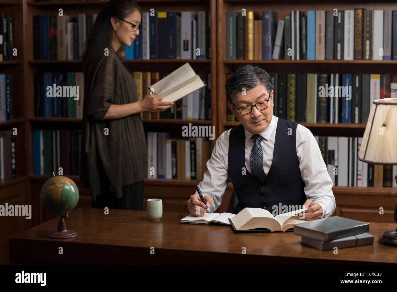 Fountain pen two people hi-res stock photography and images - Alamy