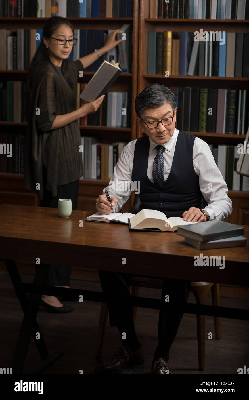 Fountain pen two people hi-res stock photography and images - Alamy