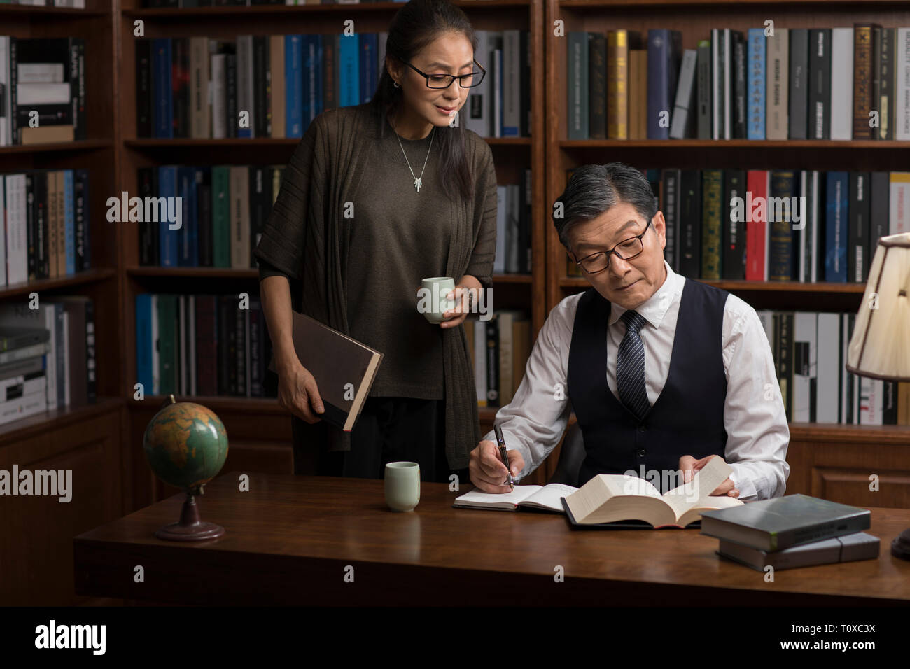 Mature couple reading books hi-res stock photography and images - Alamy
