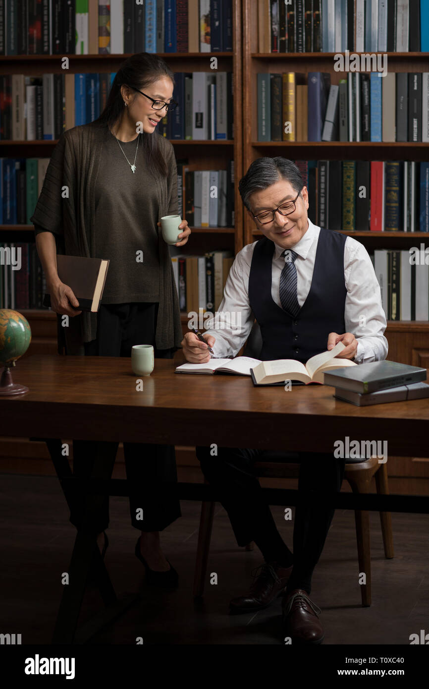 Mature couple reading books hi-res stock photography and images - Alamy