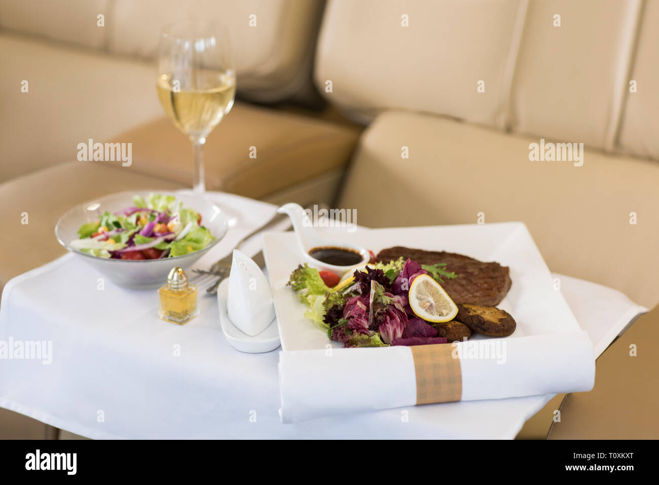 Airline meals hi-res stock photography and images - Alamy